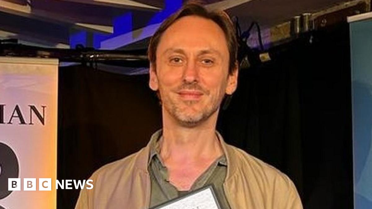 Edinburgh Fringe: Norwich leatherworker Simeon Morris wins award - BBC News