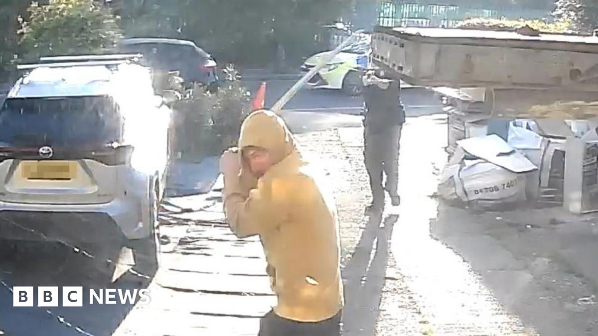 Hainault sword attack: Witnesses describe horror - BBC News