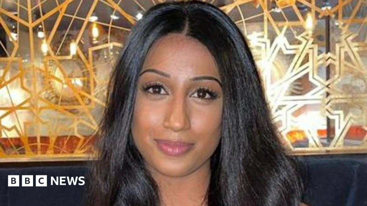 Tributes to woman who died in Tamworth crash - BBC News