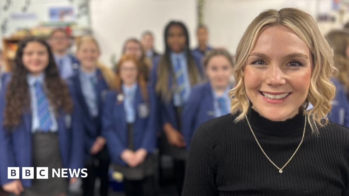 Crewe school 'dreams big' after releasing Christmas single - BBC News