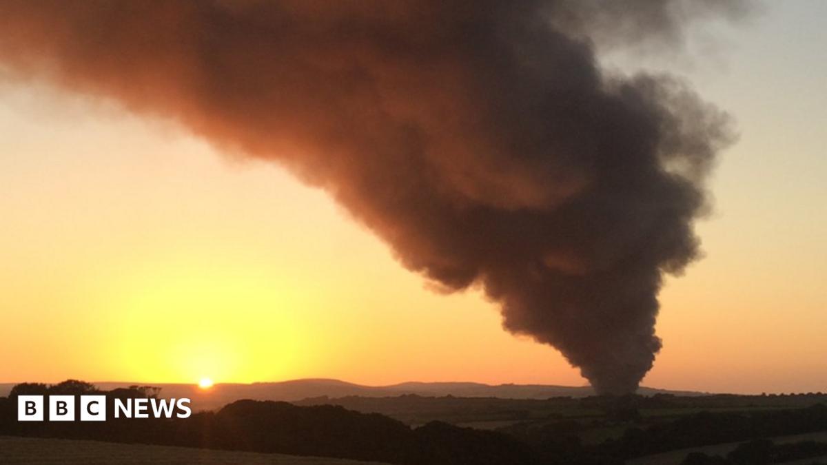Firefighters still tackling 'significant fire' in St Erth - BBC News