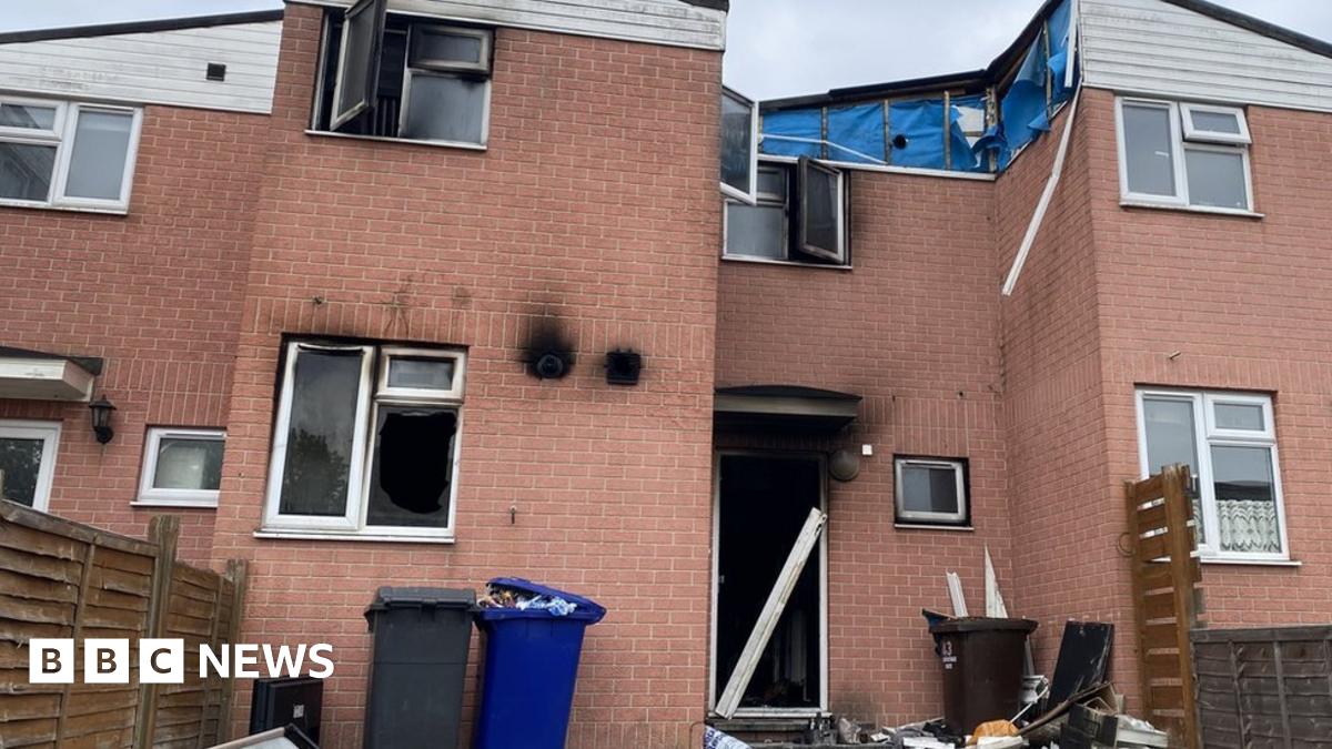 Haverhill terraced house fire spreads to neighbouring homes - BBC News