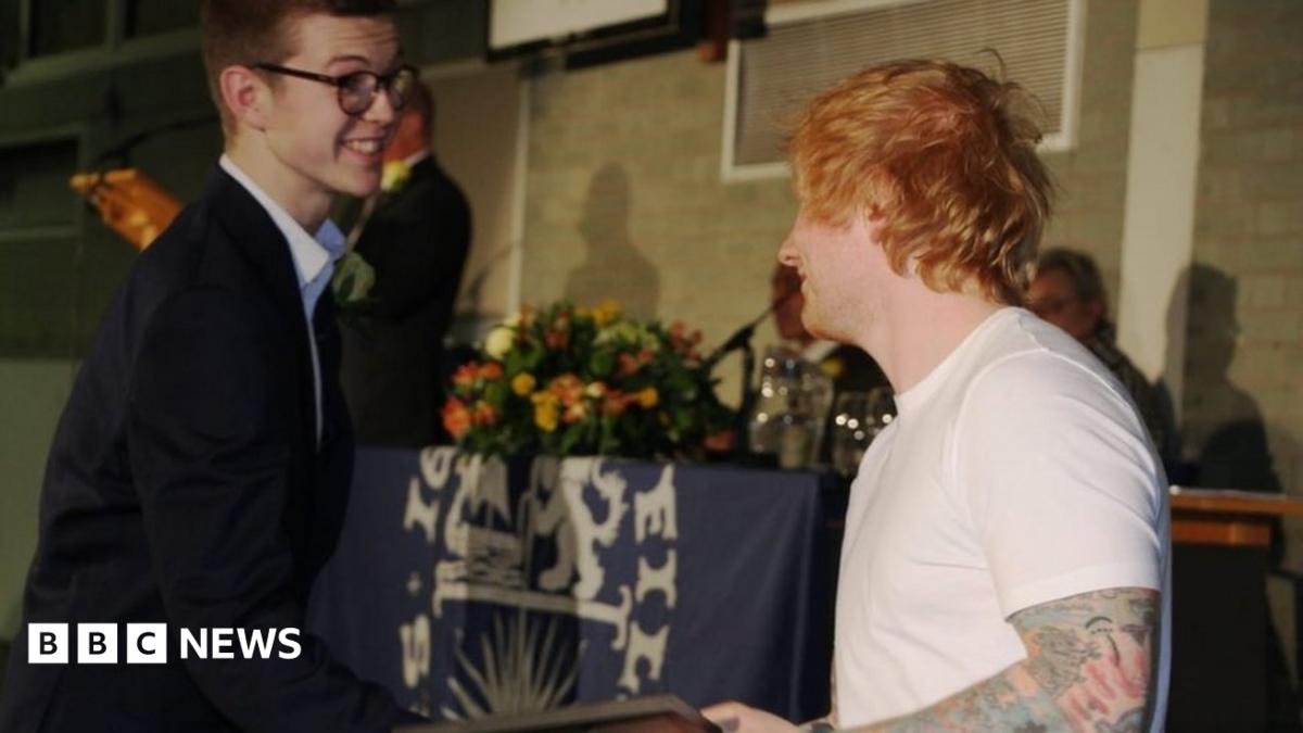 Ed Sheeran makes surprise appearance at Framlingham school - BBC News