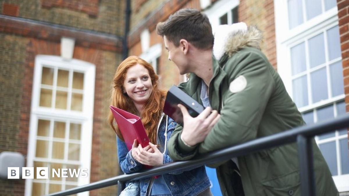 Fall in students accepted into university in UK - BBC News