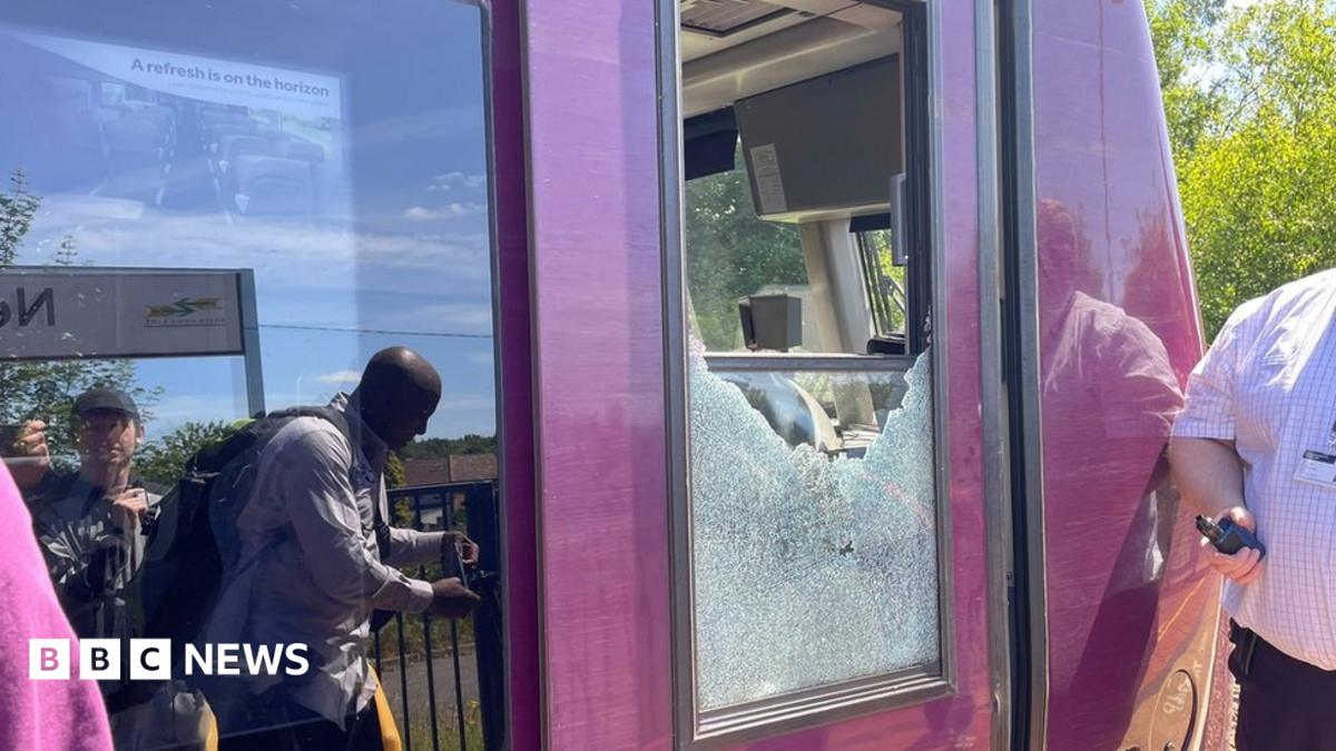 Newstead: Investigation after passenger train window smashed - BBC News