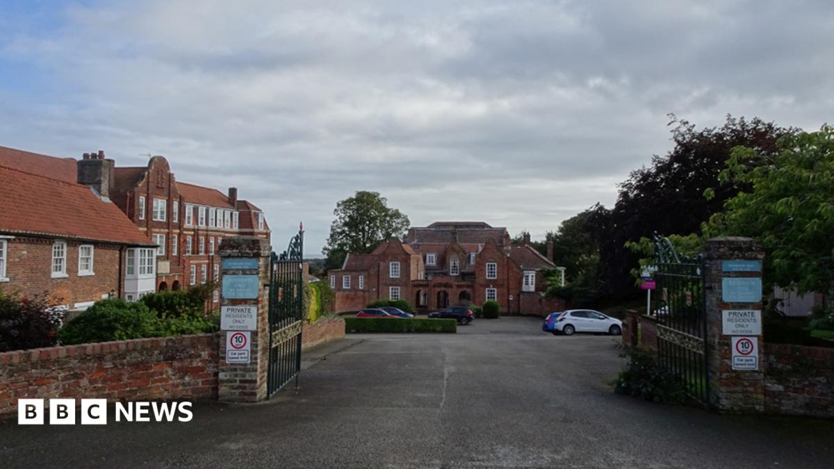 Plan for holiday homes at historic Hunmanby Hall - BBC News