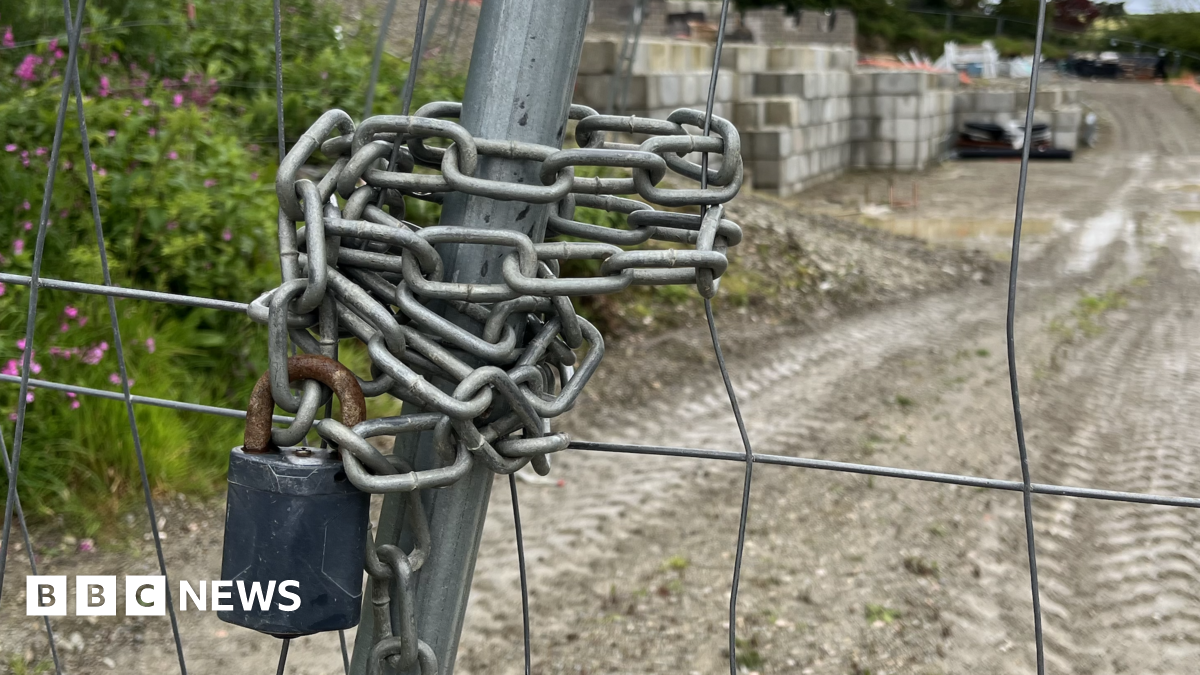 Lock's Hill: Apology over 'eyesore' failed housing development - BBC News