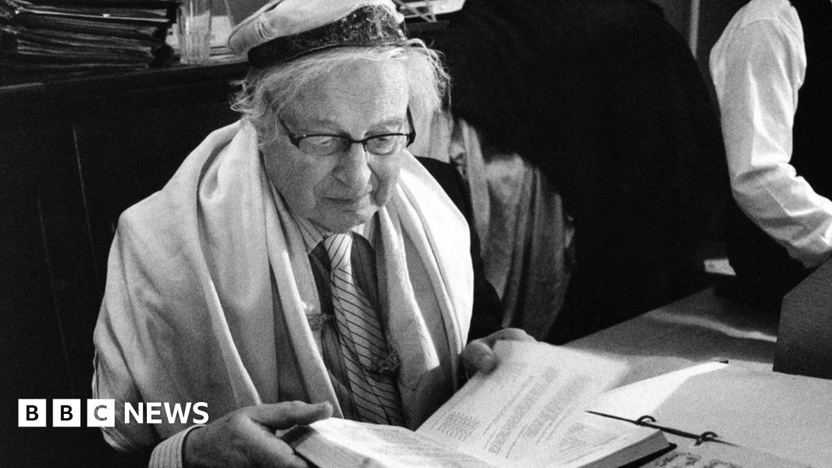 Bradford synagogue congregation featured in exhibition - BBC News