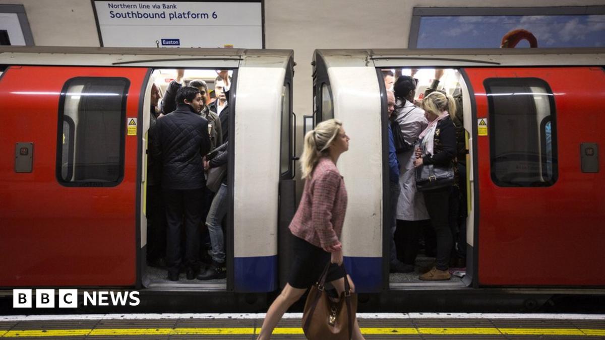 Mayor confirms London transport fares freeze until 2020 - BBC News
