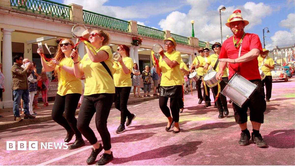 Douglas councillors support spending 20k on carnival return - BBC News