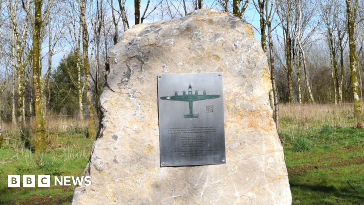 Plaque honours 80th anniversary of Blagdon plane crash - BBC News