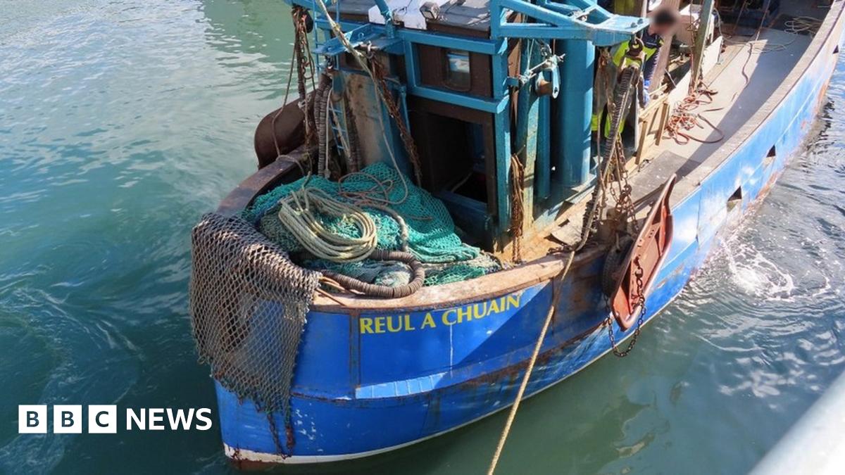 Skipper died trying to save overboard deckhand - BBC News