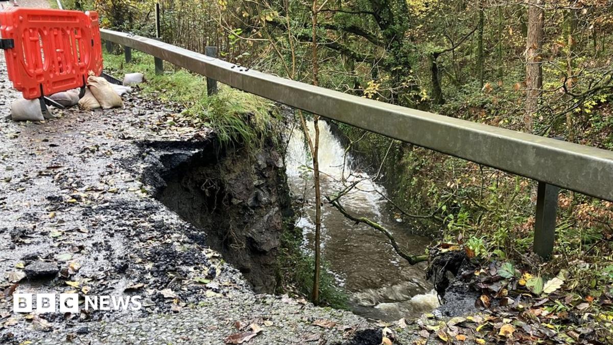 A470 Powys road closure sends drivers on two-hour detour - BBC News