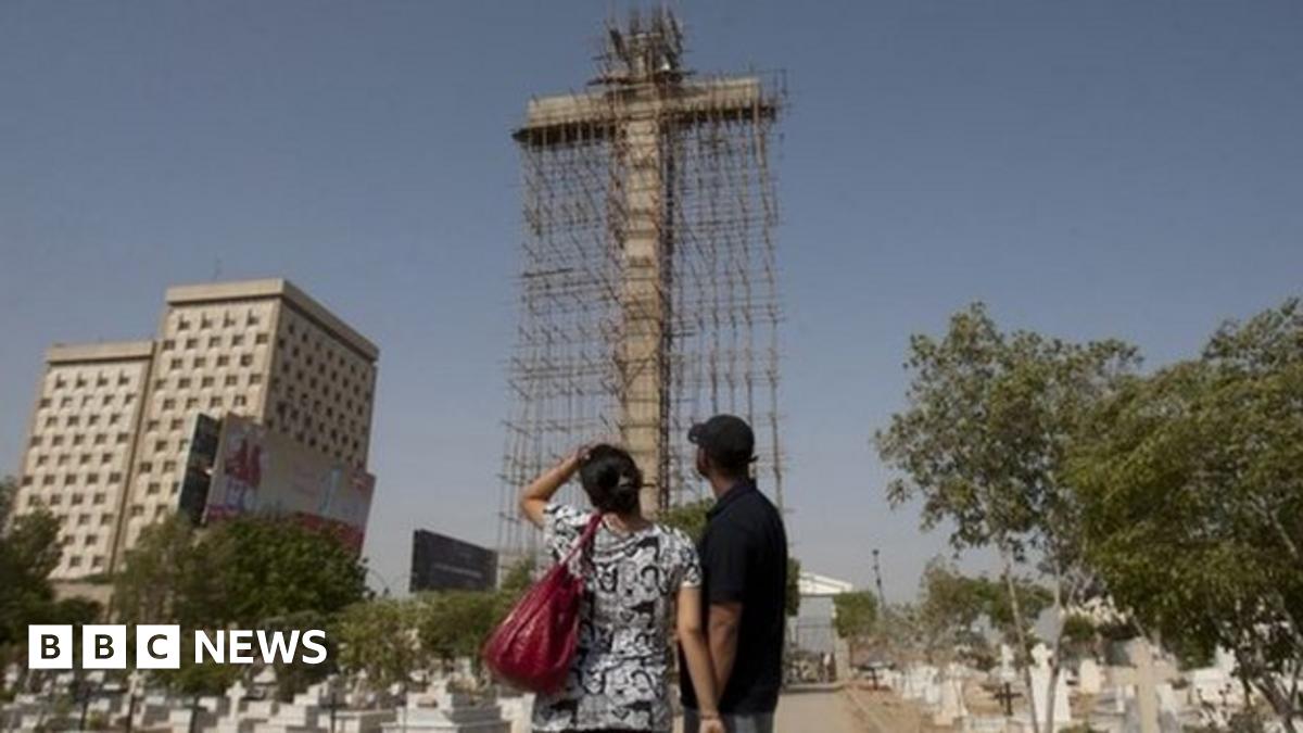 New cross symbolic for Pakistan's Christians - BBC News