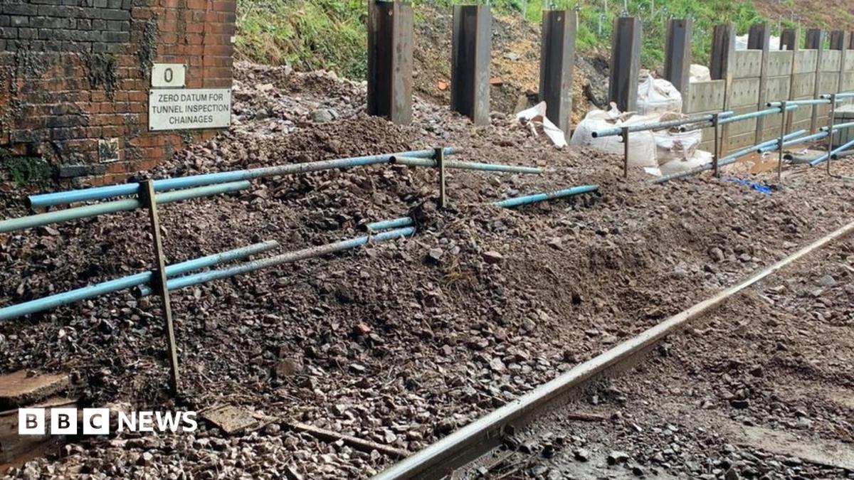 Landslide Exeter rail line to close again this weekend - BBC News