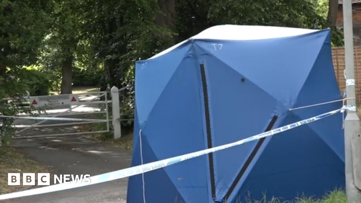 Gerrards Cross layby body find leads to murder arrest - BBC News