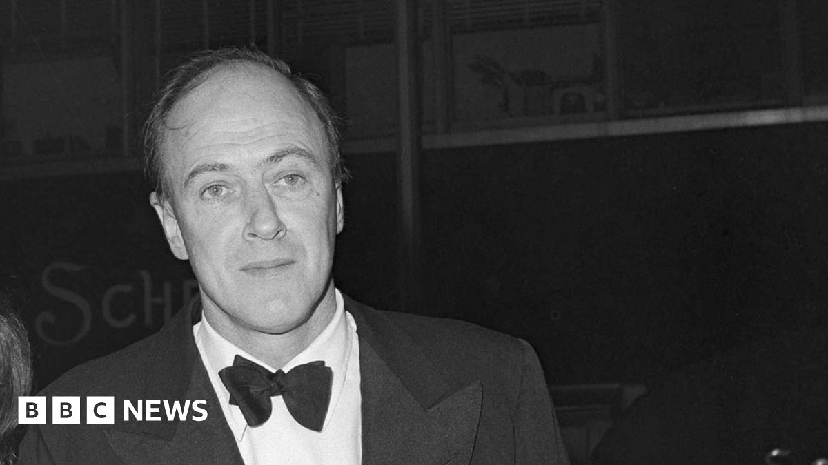 Roald Dahl's swashboggling words get their own dictionary - BBC News