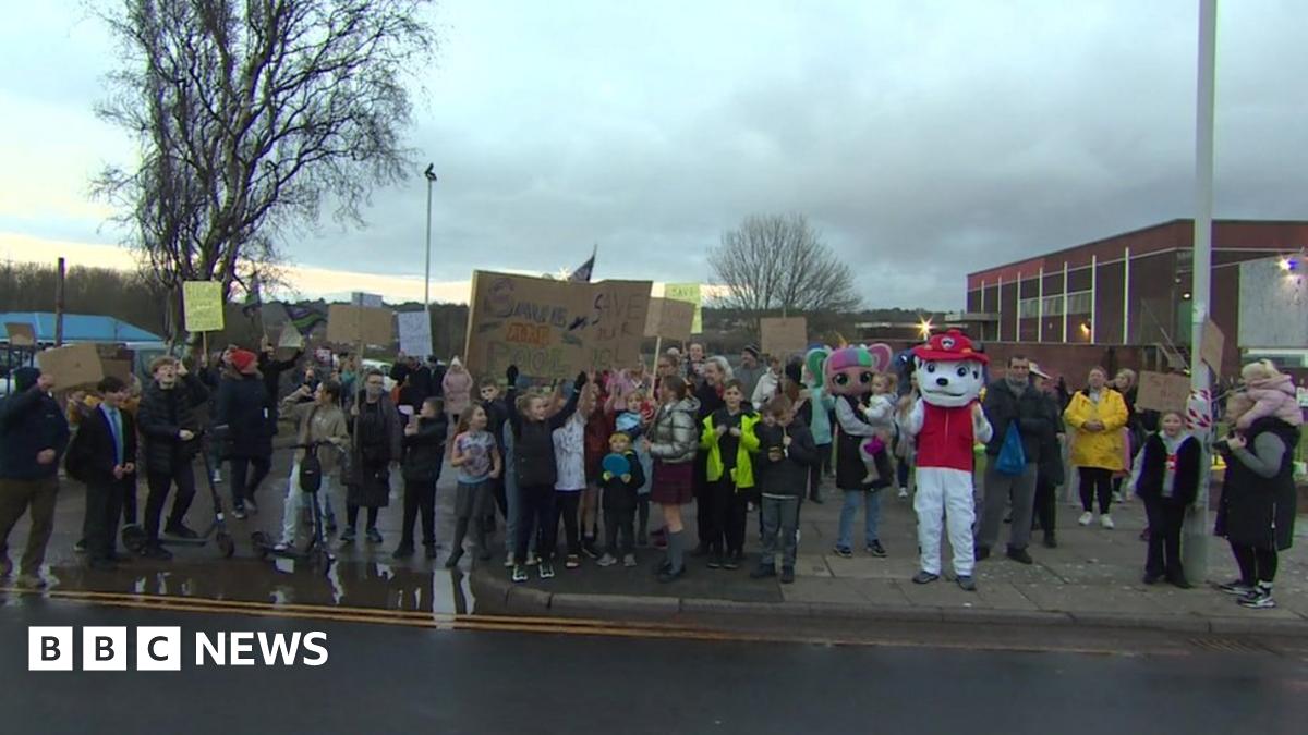 Wirral Council cuts: Libraries and golf courses could close - BBC News