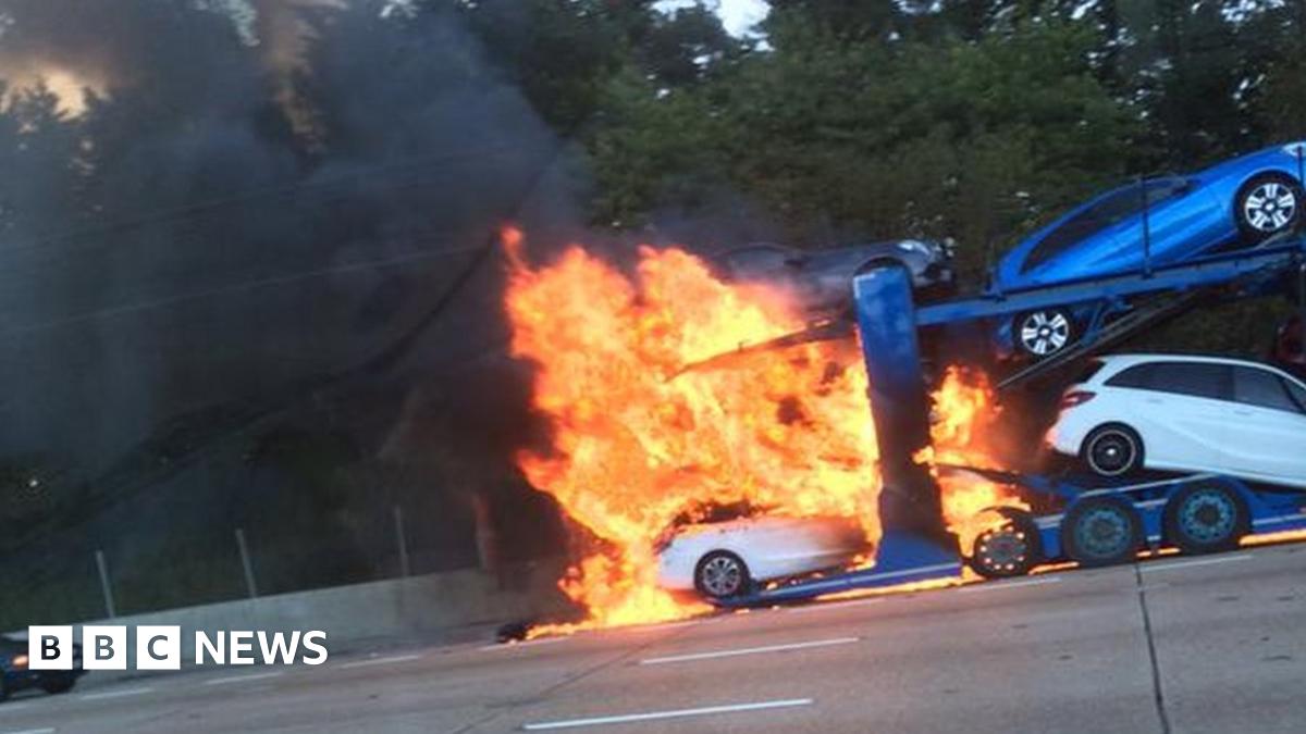 M25 car transporter fire causes 'gridlock' - BBC News