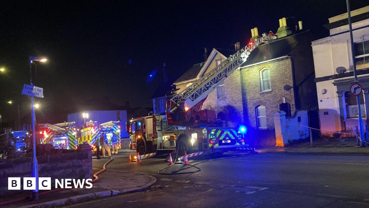 Kent: Fire crews tackle blaze in home chimney - BBC News