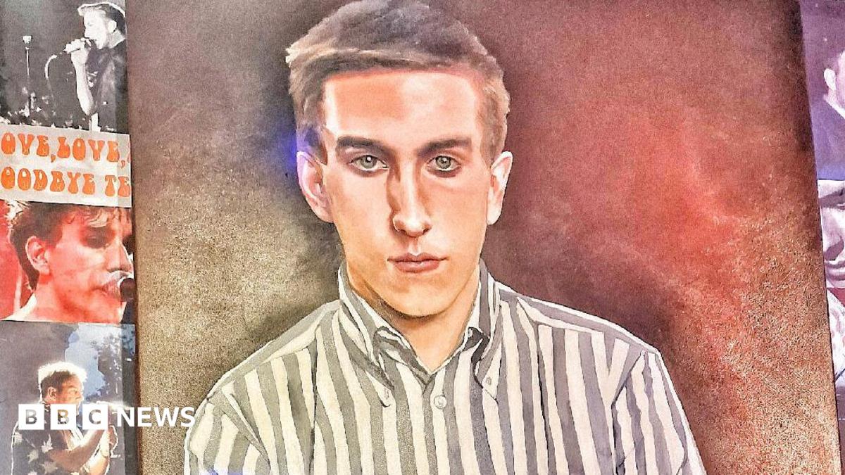 Coventry Music Museum pays tribute to Specials singer Terry Hall - BBC News