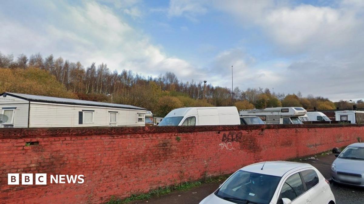 Manchester's only camp for travellers closes - BBC News