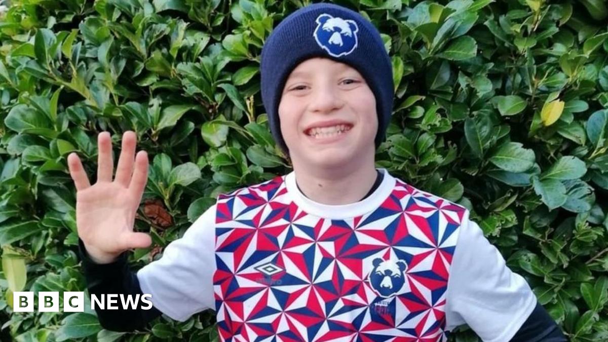 Young Bristol rugby fan runs 700km for grandmother's hospice - BBC News