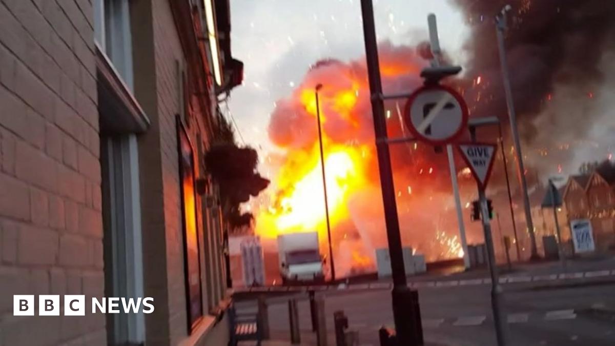 Fire breaks out at Southampton fireworks store - BBC News
