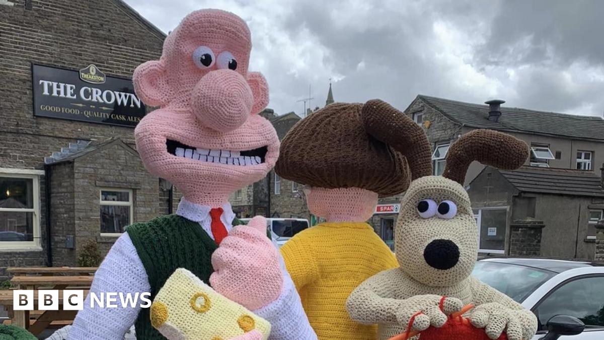 Knitted Wallace and Gromit make Wensleydale Creamery home - BBC News