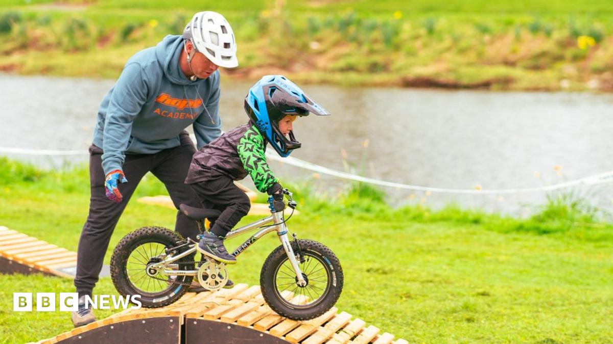 In pictures: TweedLove cycling festival - BBC News