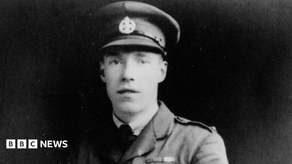 Joseph Woodall: Salford honours WW1 hero soldier - BBC News