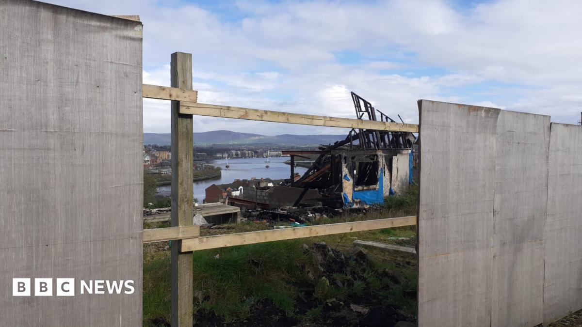 Dunfield: Residents want demolition over anti-social concerns - BBC News