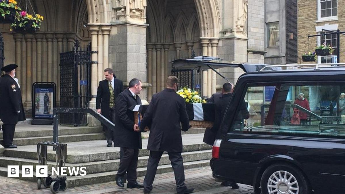 Ukraine war: Funeral held for volunteer Chris Parry - BBC News