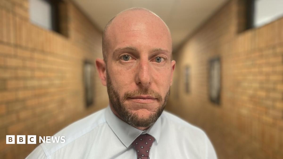 Vaping: Head teachers crack down on post-Covid e-cigarette spike - BBC News