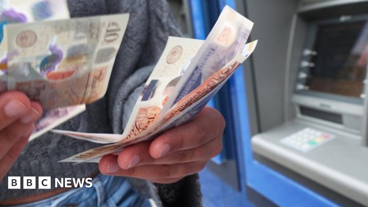 Post Office cash withdrawals reach record high before Christmas - BBC News