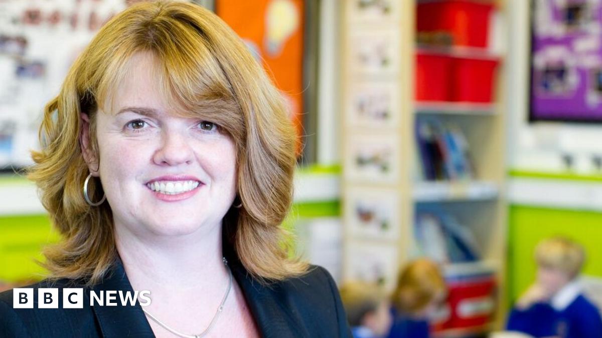 Three from UK in world top teacher final - BBC News