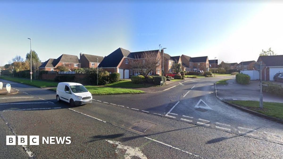 Motorcyclist dies after colliding with lamppost in Lutterworth - BBC News