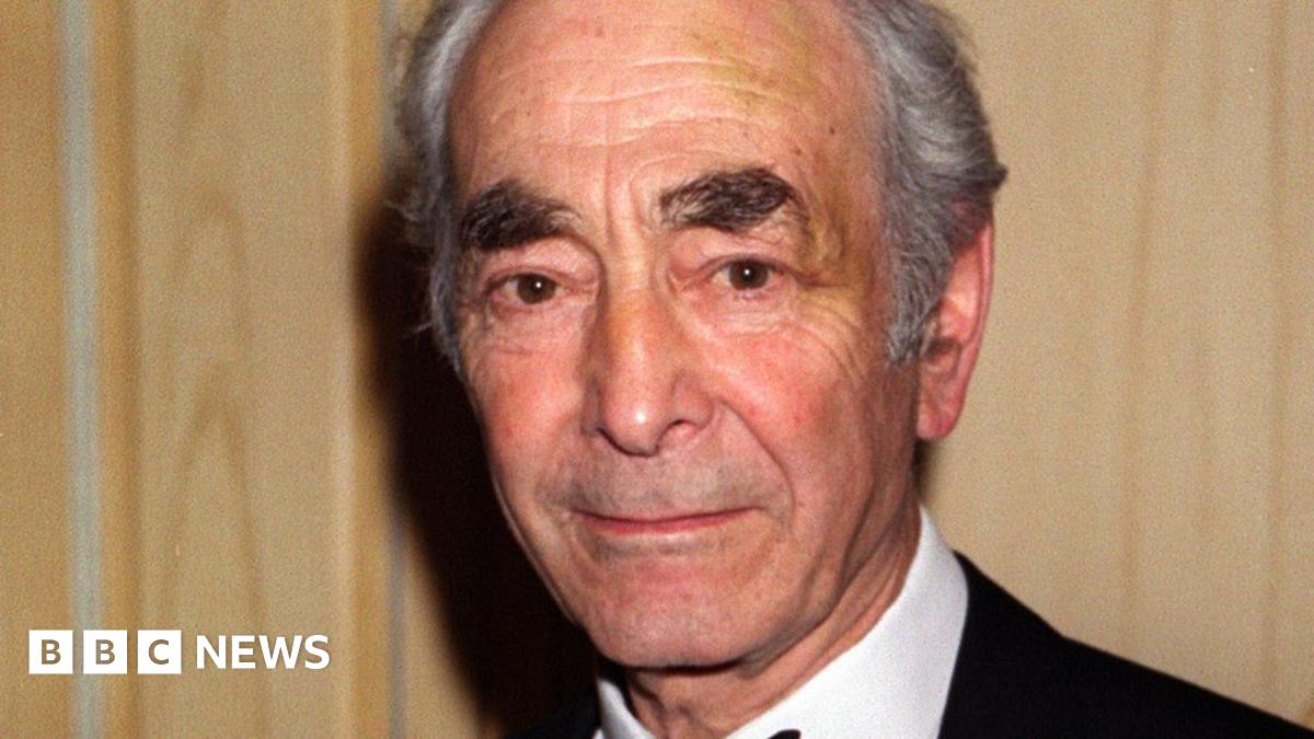 Leonard Fenton: EastEnders actor who played Dr Legg dies aged 95 - BBC News