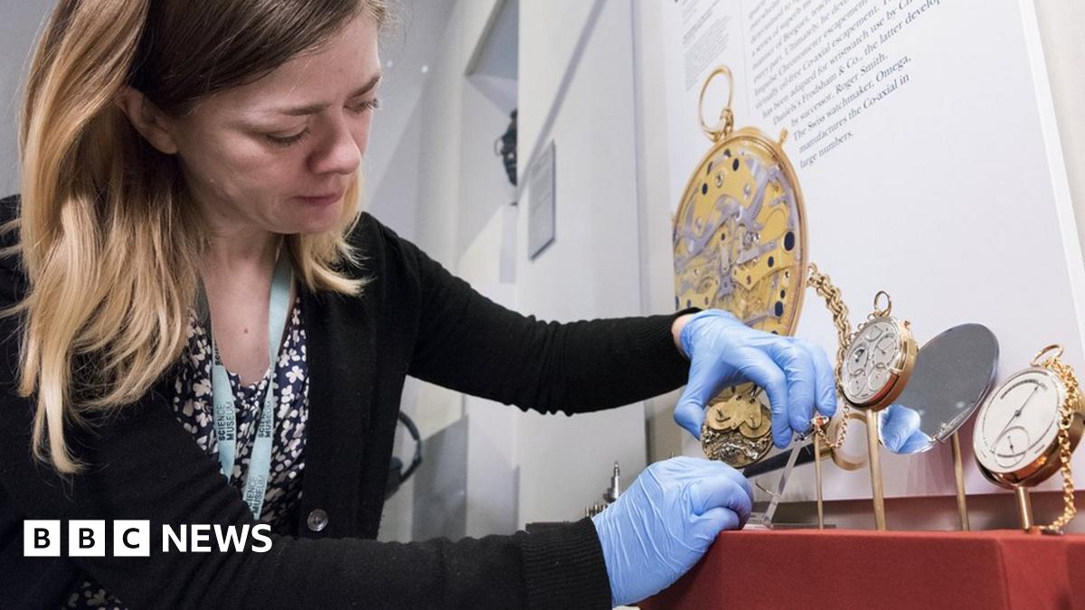 When do the clocks go back in October? UK set for change to GMT - BBC News