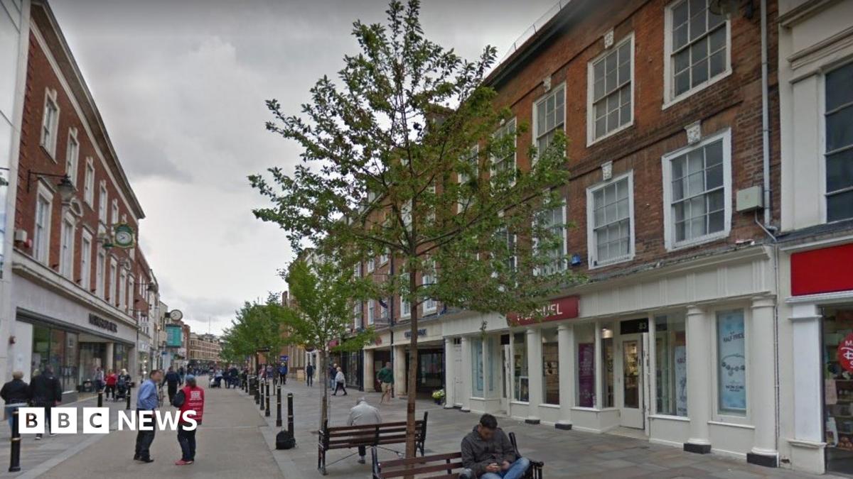 Scheme starts to make Worcester's shops more attractive - BBC News