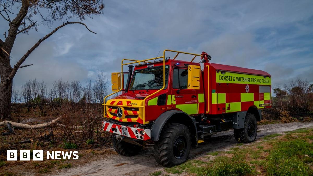 Dorset fire service gets new vehicle to tackle heath fires - BBC News