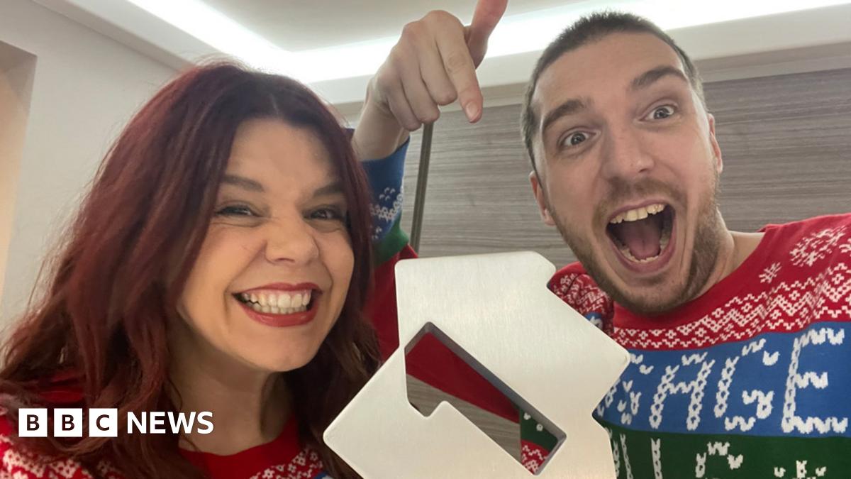 LadBaby score historic fourth Christmas number one - BBC News
