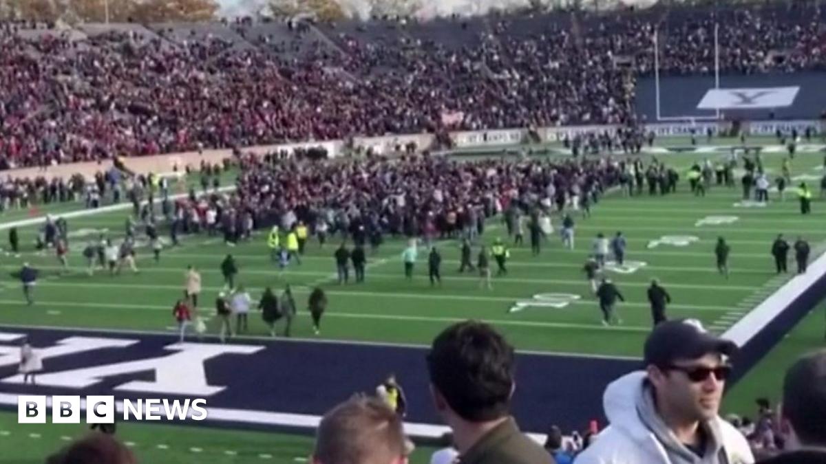 Harvard-Yale football game disrupted by student climate protest - BBC News