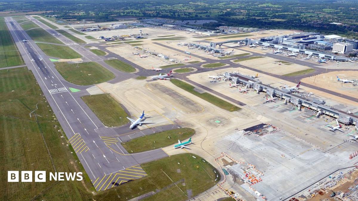 Airbus 319 passenger jet had Gatwick near miss - BBC News