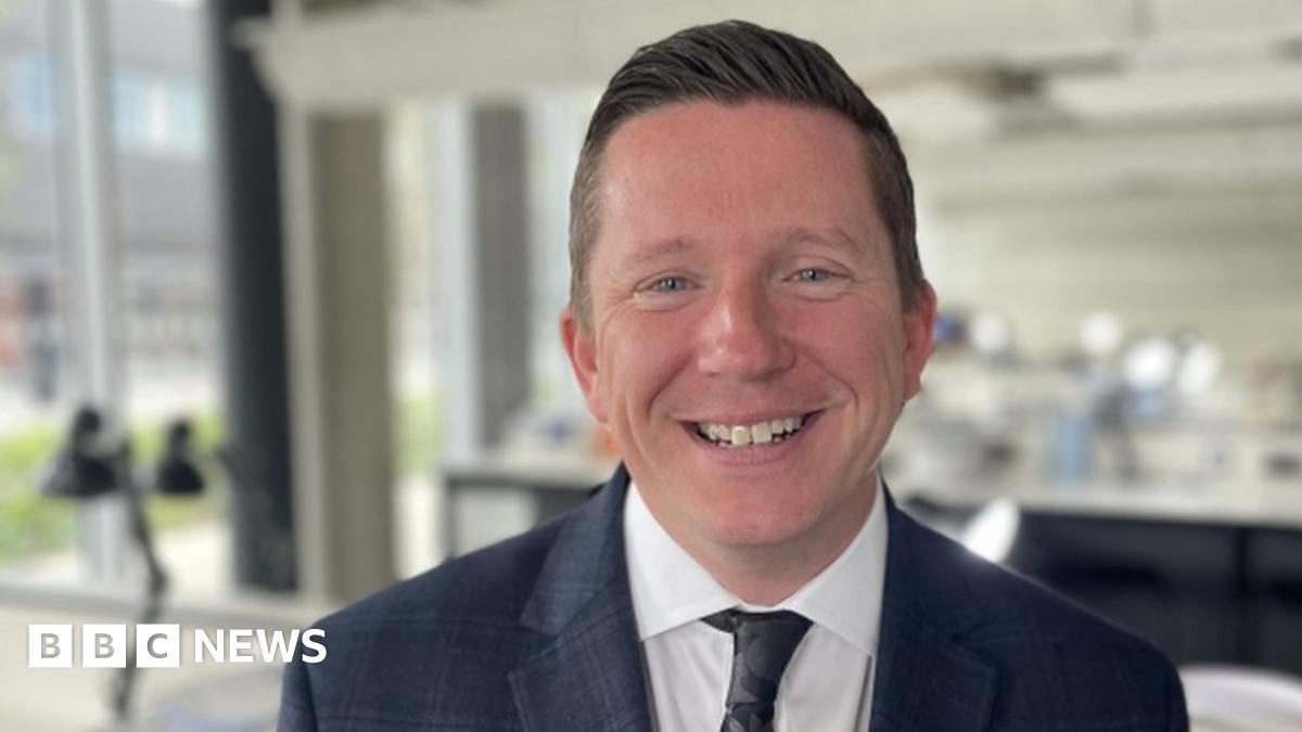 Peterborough university opens doors to first students - BBC News