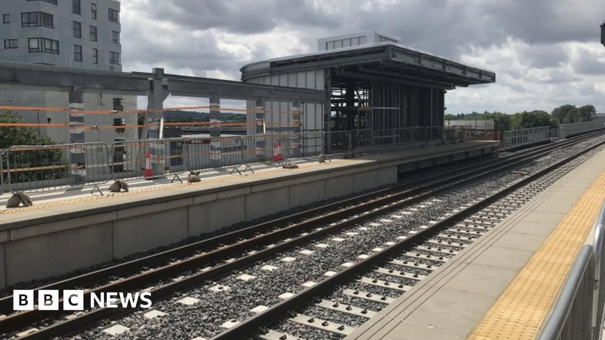 East-West Rail: Part of £5bn scheme 'appears to be unachievable' - BBC News