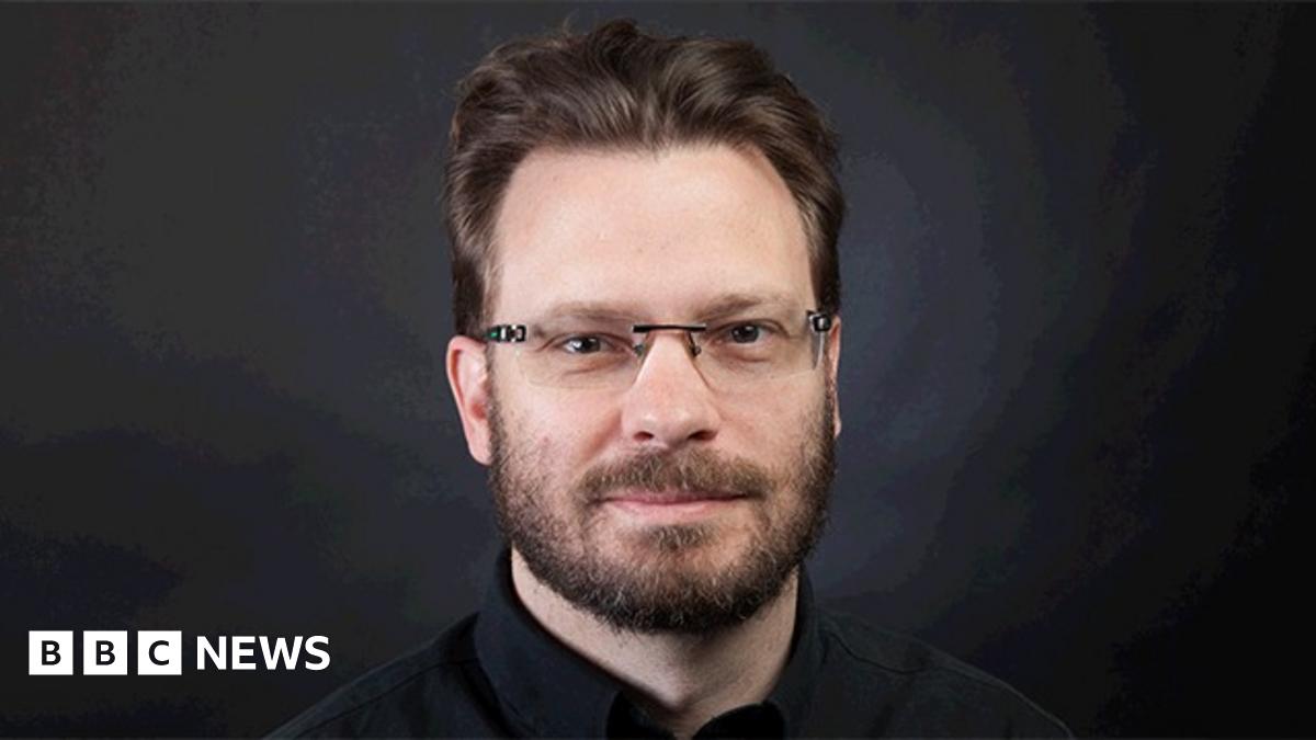 ‘I’m a professional cyberstalker' - BBC News