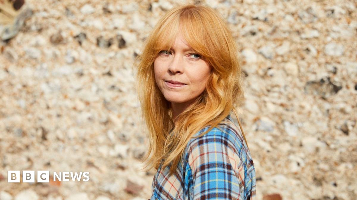 Lucy Rose: Singer couldn't lift her baby after collapsing - BBC News