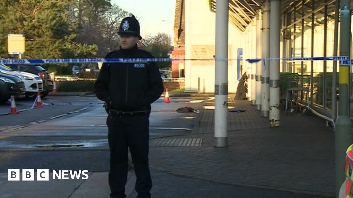Oxford Co-op stabbing: Man denies attempted murder - BBC News