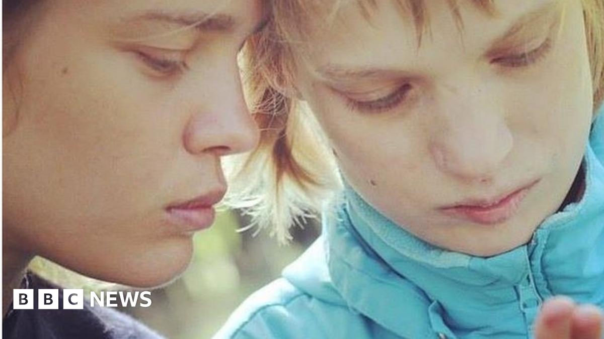 The Russian supermodel who defended her autistic sister - BBC News